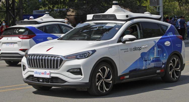Baidu representatives compared the introduction of a manned taxi and ...
